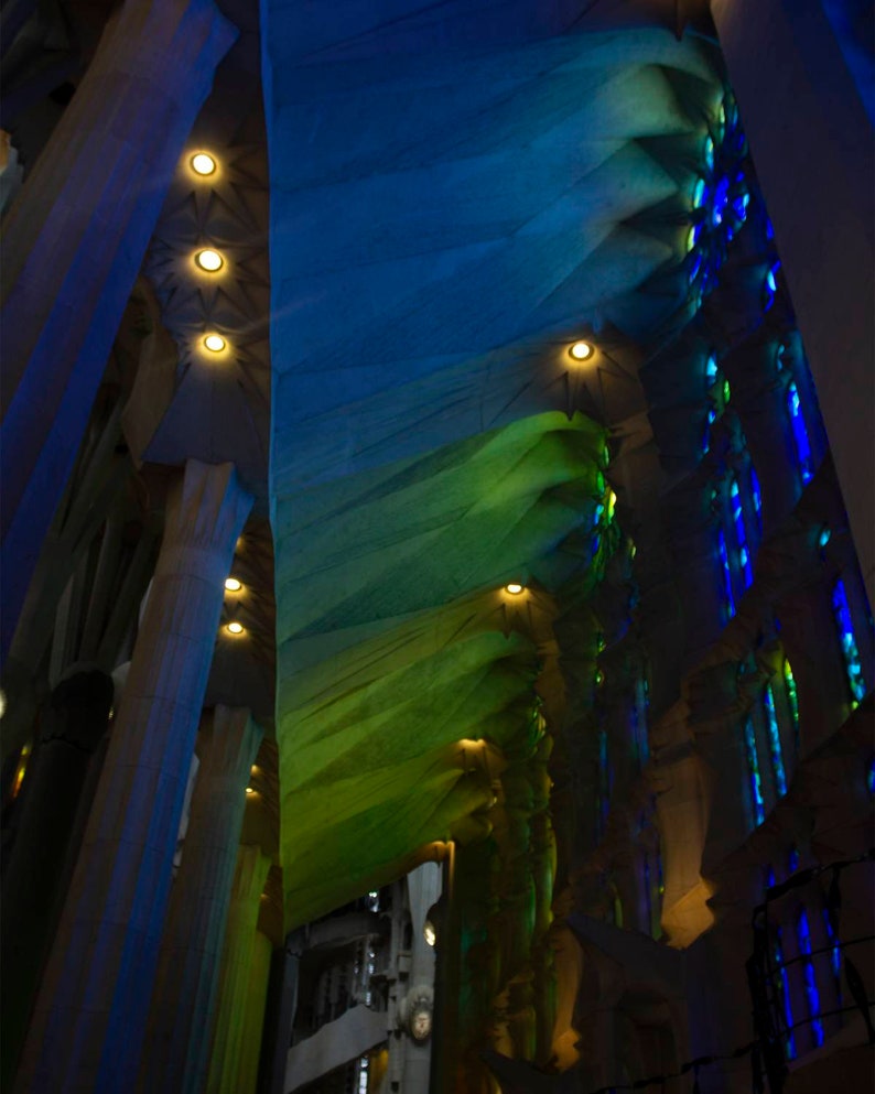 Luces Divinas De La Basílica De Sagrada Familia - Divine Lights of the ...