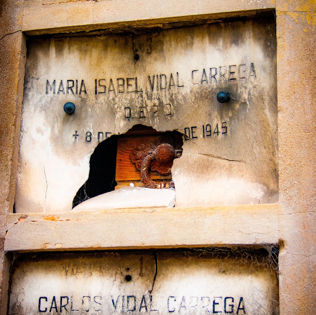 La Tumba Rota - the Broken Tomb. From La Coleccion De Las Imagenes ...