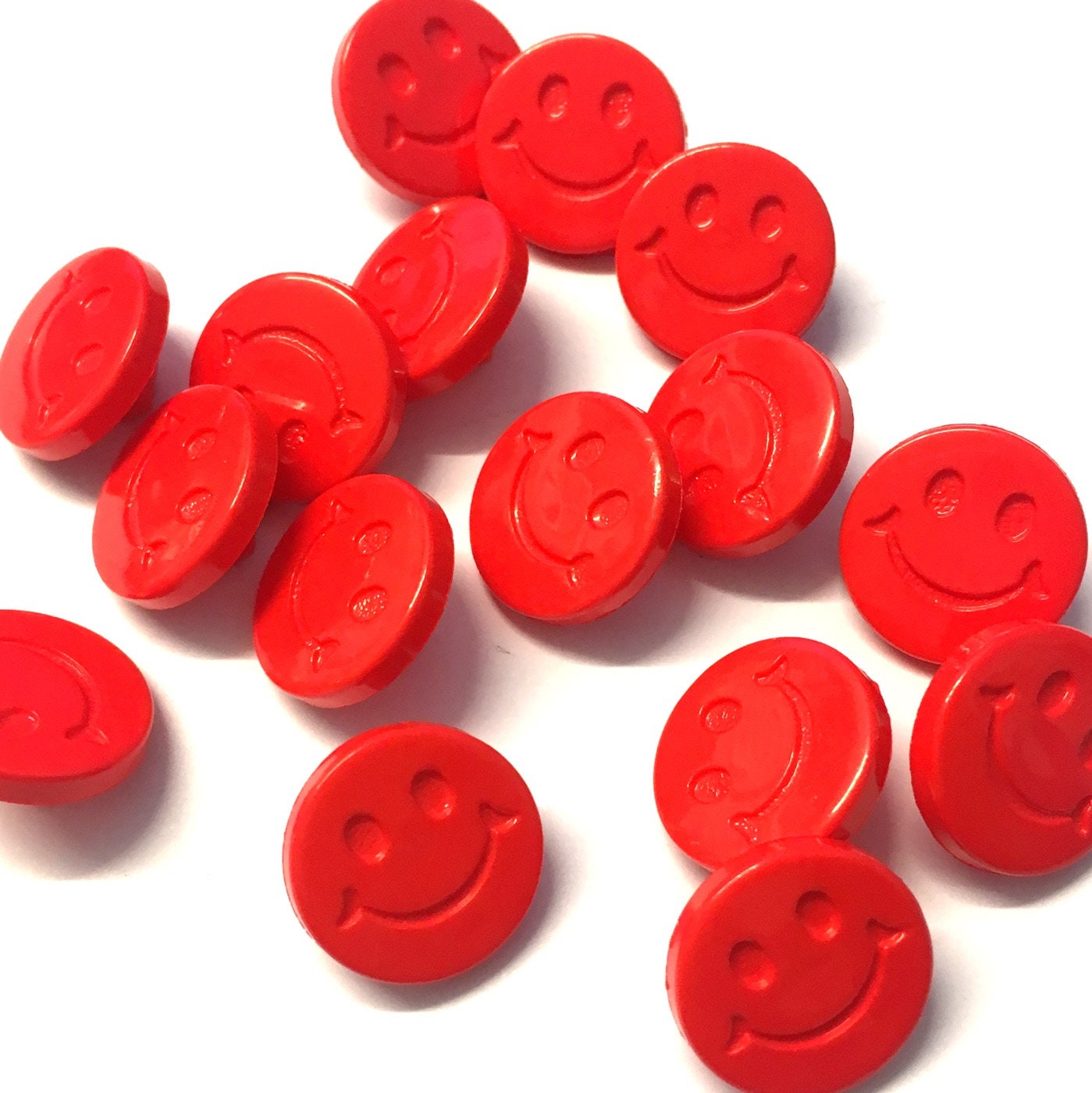 Red Smiling Face Resin Buttons: 15mm Novelty Sewing Supplies (10 Pack ...