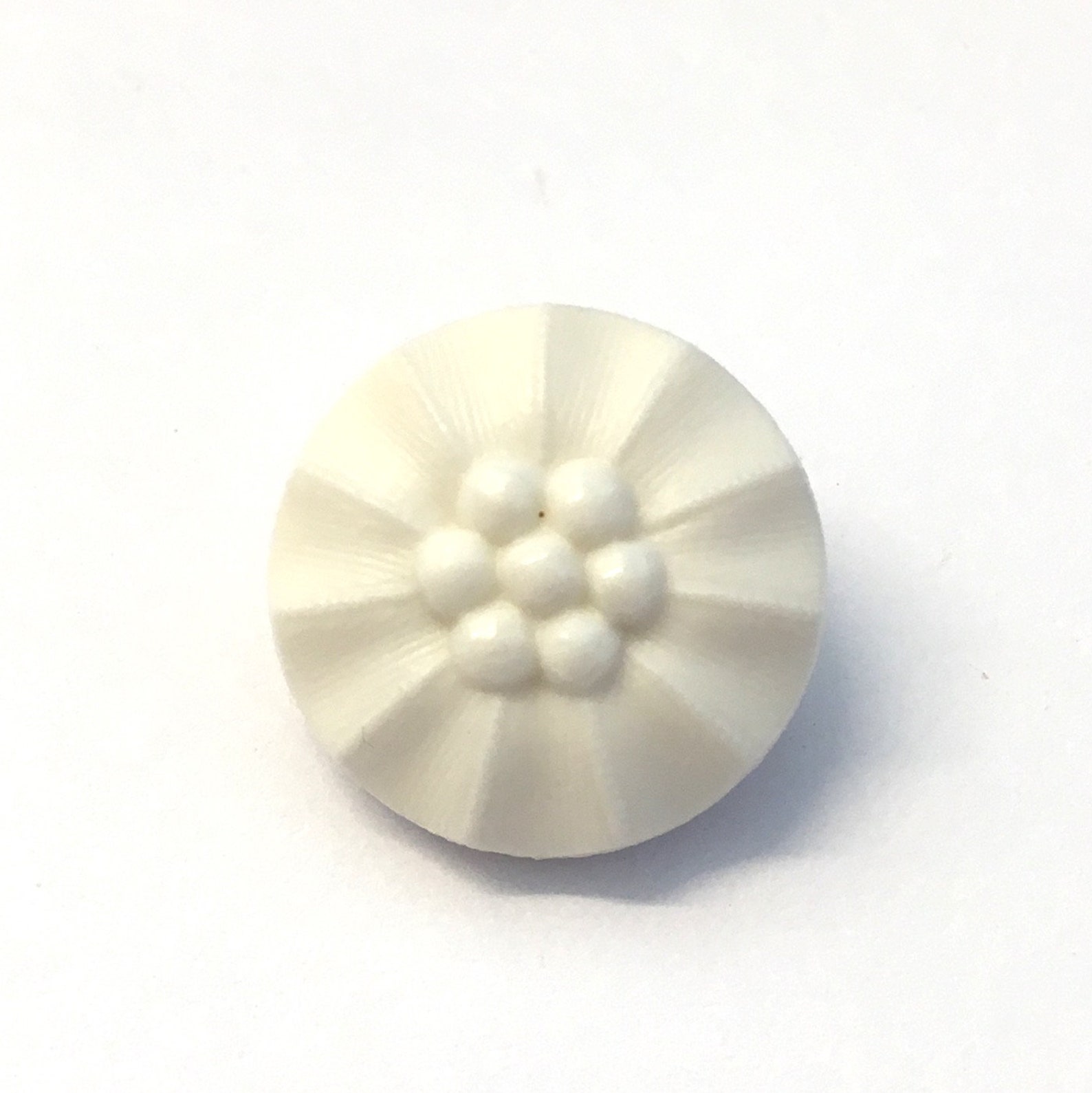 10 X 18mm (28L) Chunky White Flower Buttons With a Rear Shank, Floral ...