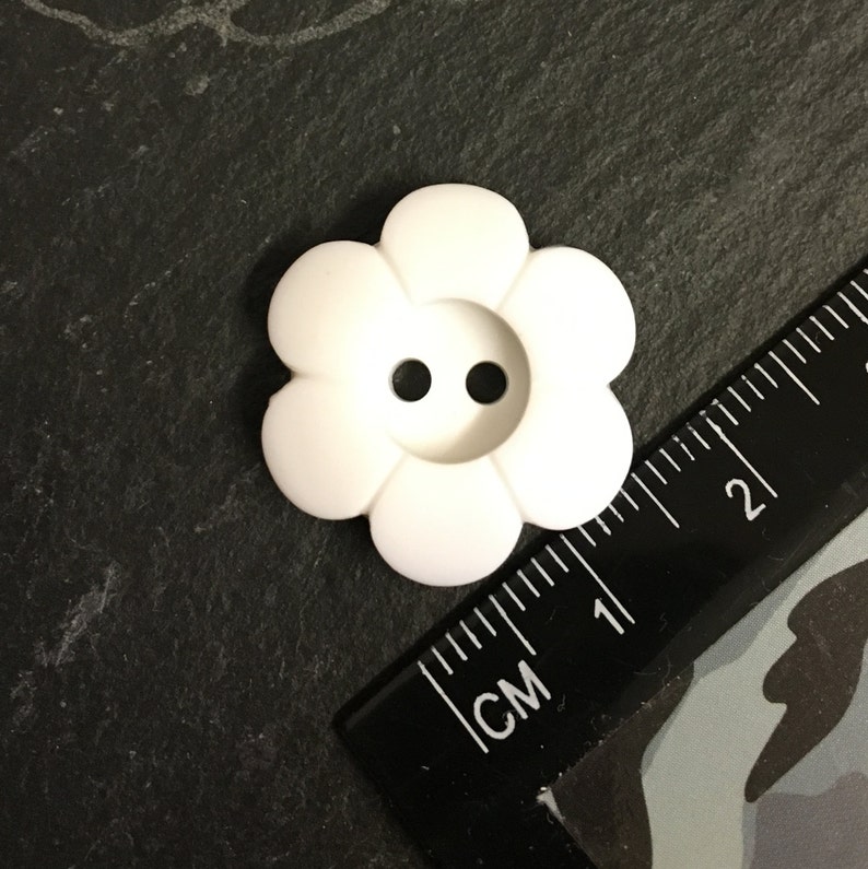 10 White Flower Buttons White Buttons White Floral Buttons - Etsy UK