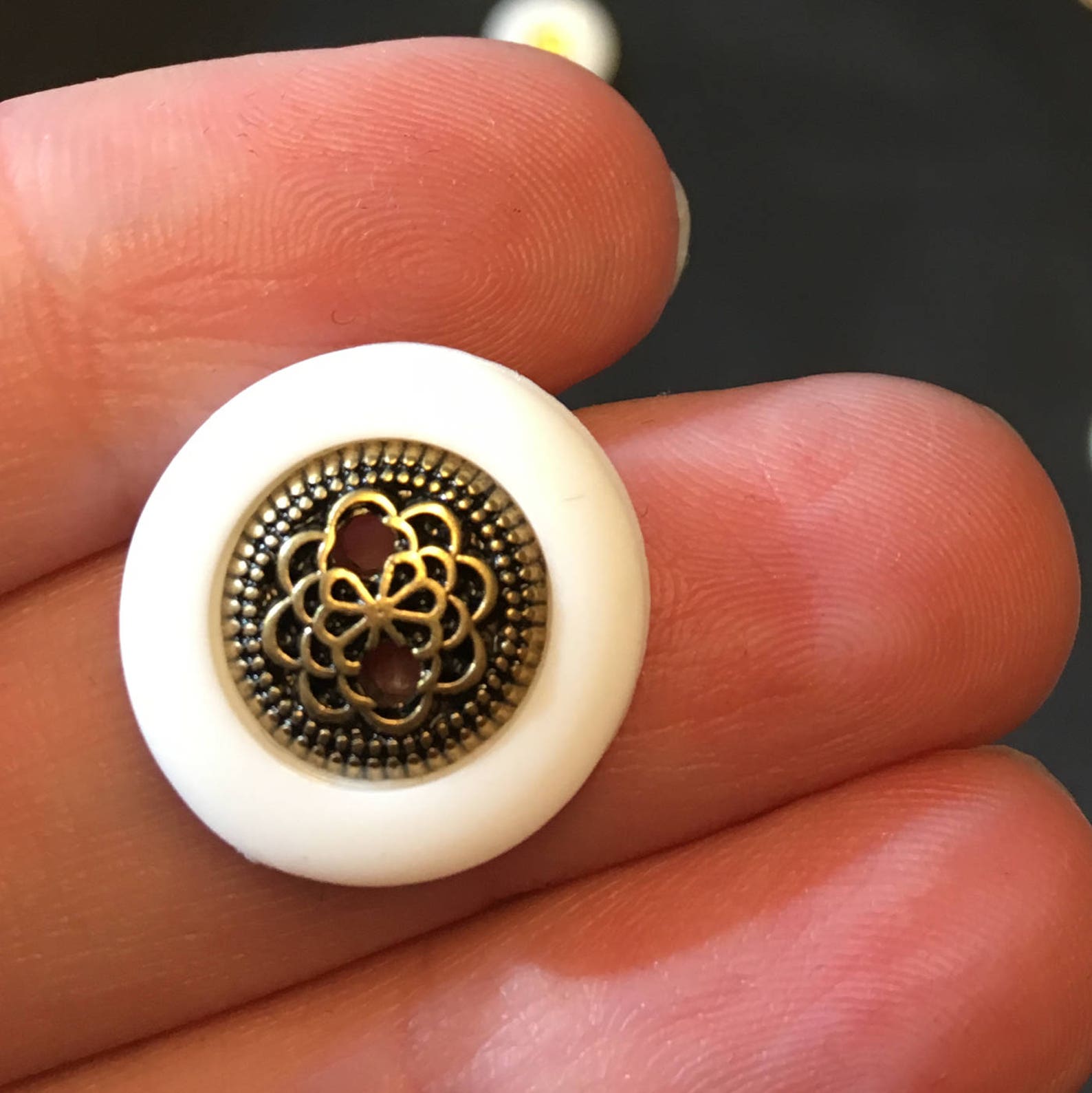 10 18mm Round White Buttons With a Central Gold Resin - Etsy