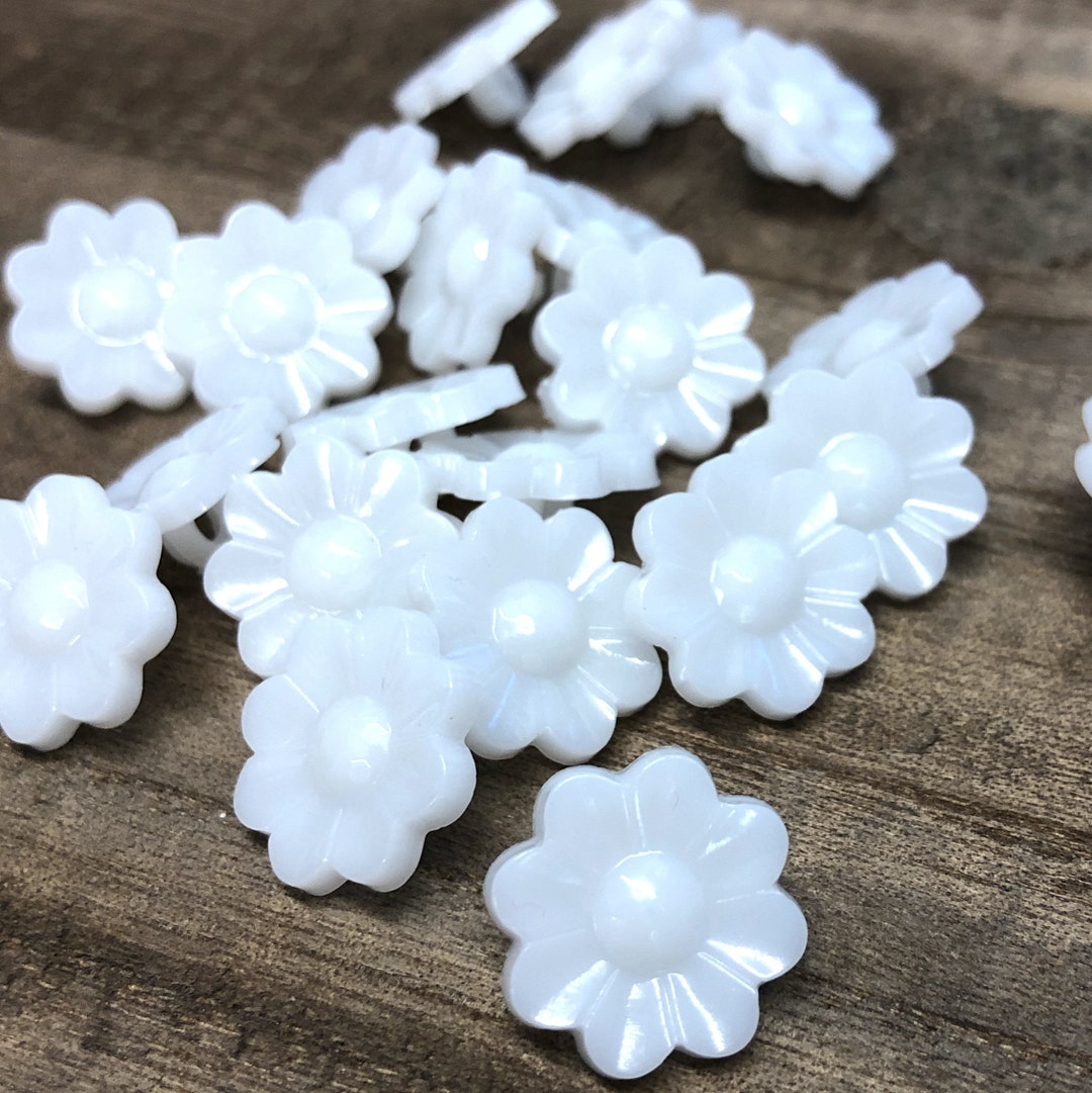 10, 16mm (26L) White Flower Buttons, White Buttons, White Floral ...