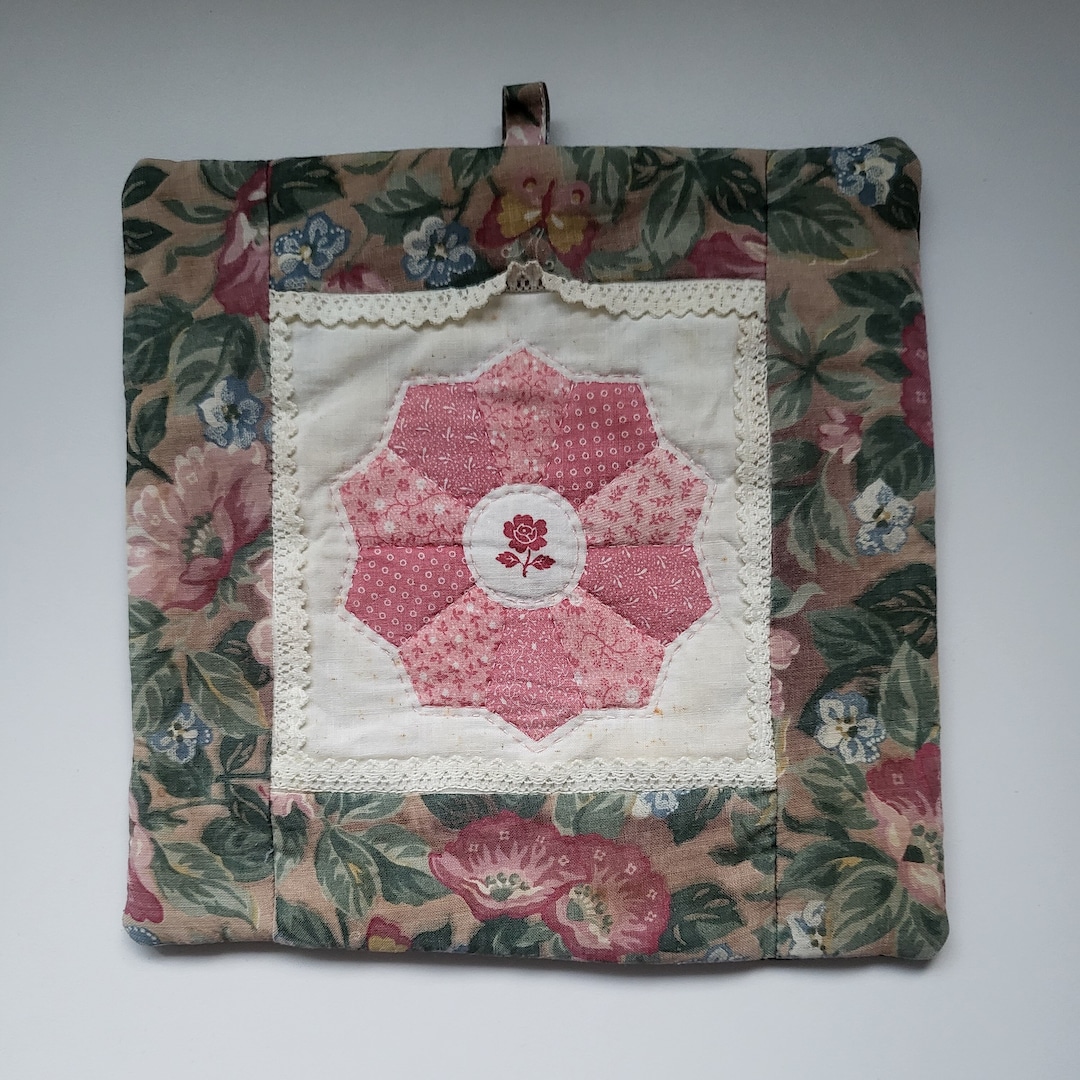 Vintage Quilted Potholder Dresden Plate Pattern, Patchwork Cotton Stitched Quilt Design Hot ...