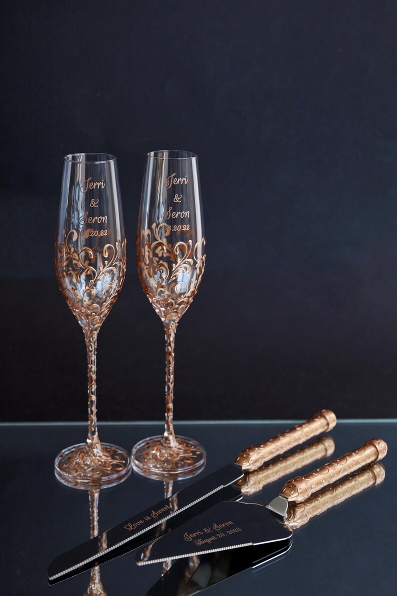 Wedding Engraved Glasses for Bride and Groom Champagne Flutes Mr Mrs ...