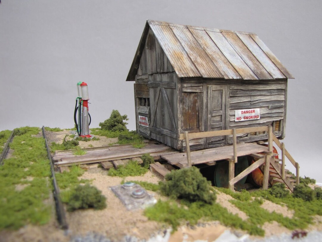 O/on30 1:48 Scale Hillside Fueling Depot Model Kit for Diorama, Model ...