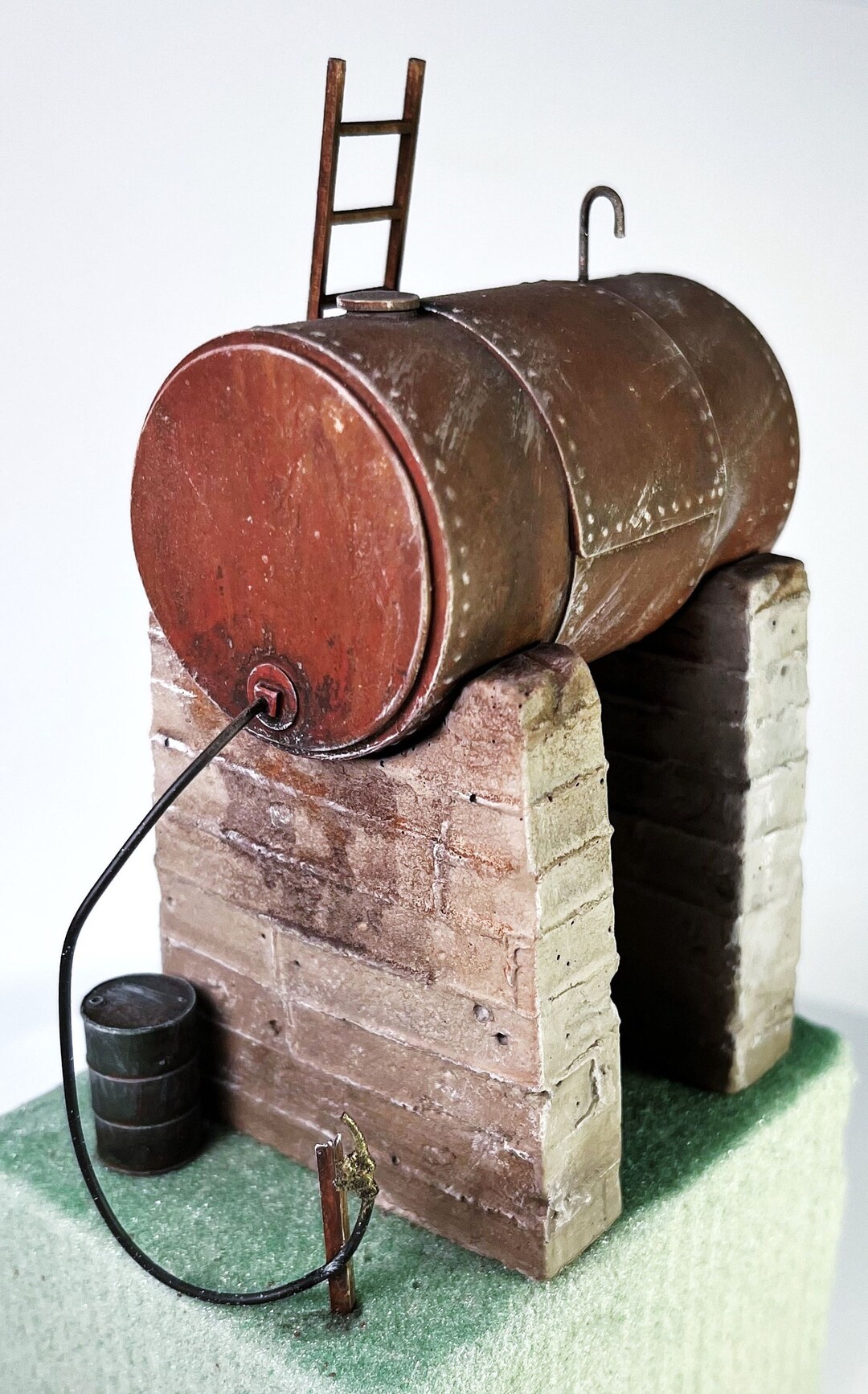 O/on30 1:48 Scale Critter Fueling Facility Kit for Diorama, Model ...