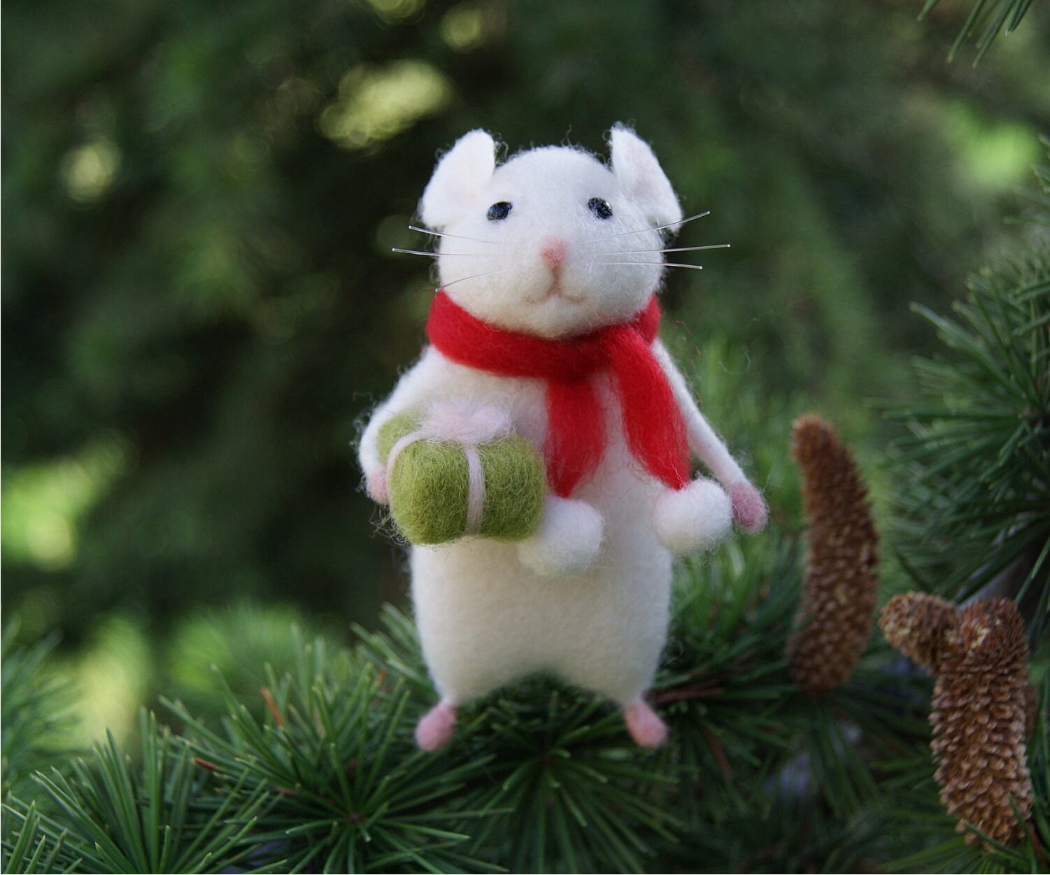 Needle Felted Christmas Mouse With a Gift - Etsy
