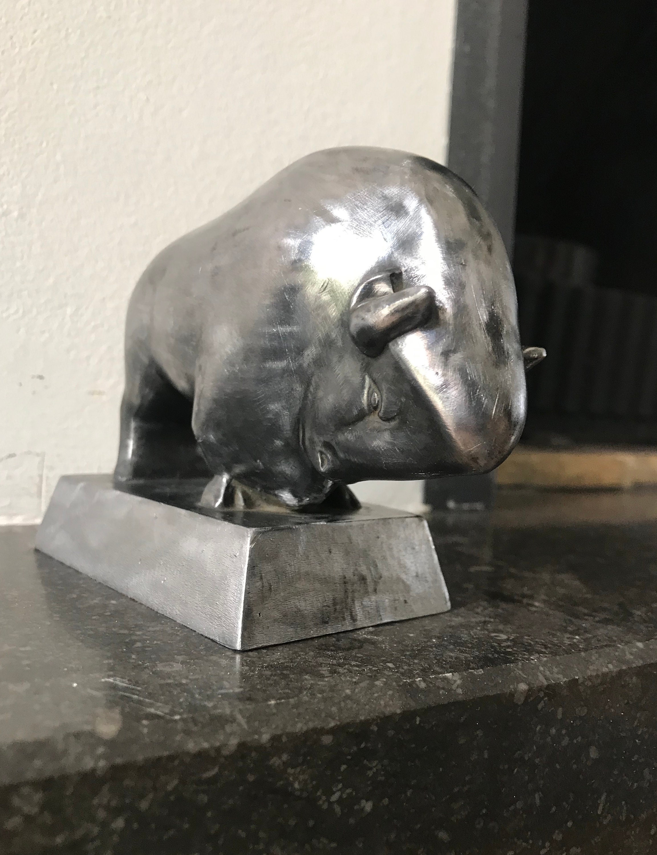 Small metal bull sculpture - Petite statue de taureau en acier