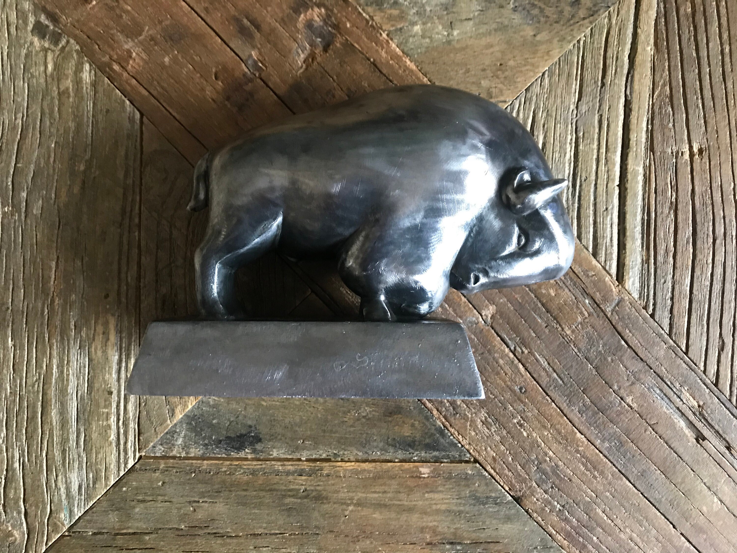 Small metal bull sculpture - Petite statue de taureau en acier