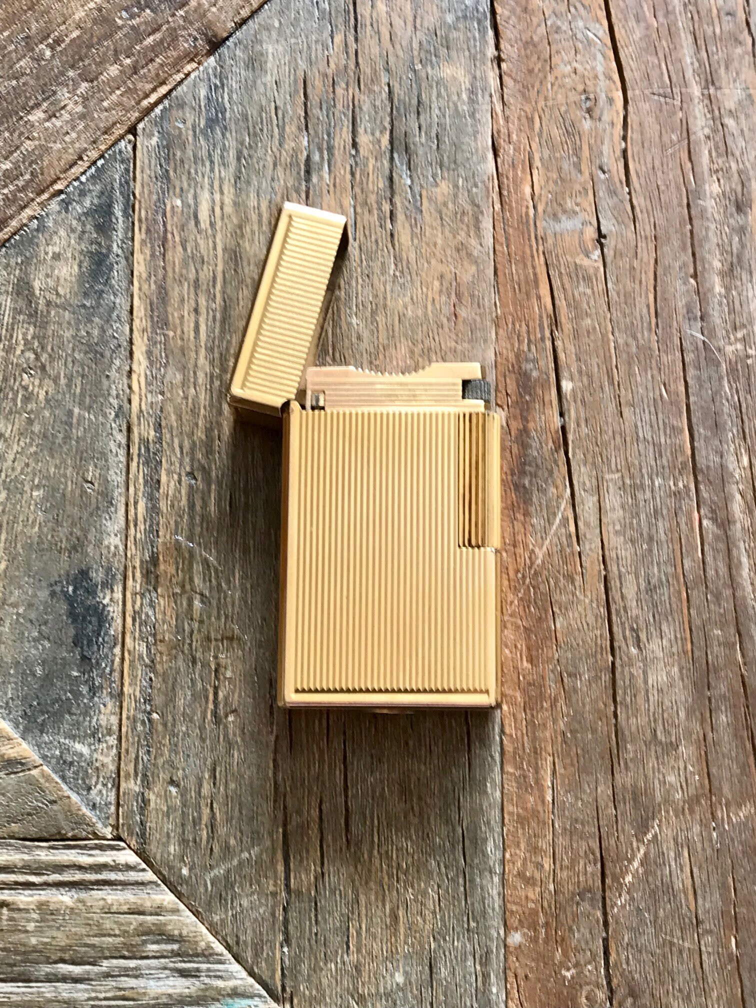 S. T. Dupont lighter, Serie 1, large model - Vertical line design, gold ...