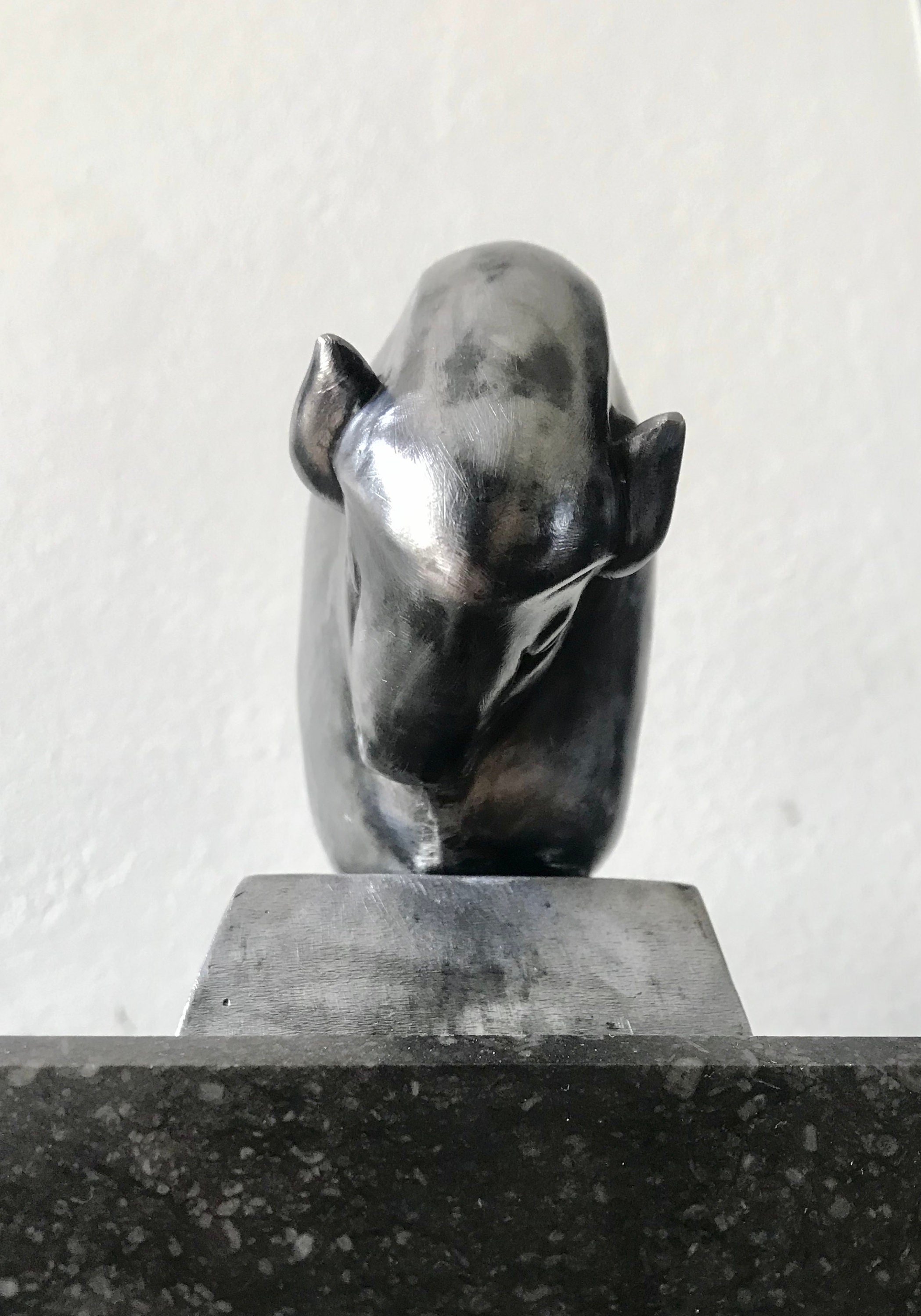 Small metal bull sculpture - Petite statue de taureau en acier
