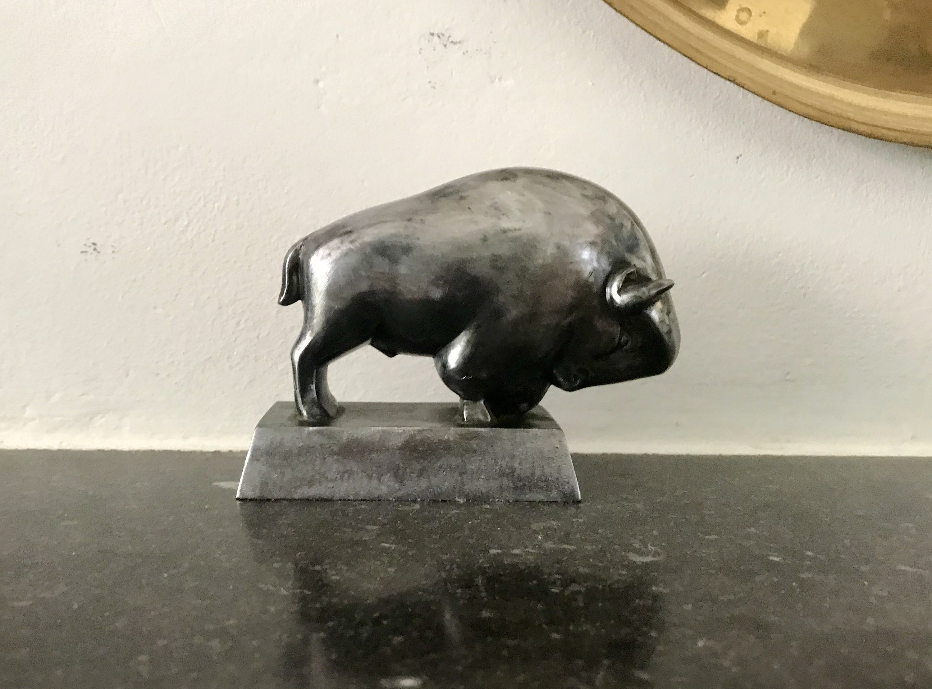 Small metal bull sculpture - Petite statue de taureau en acier