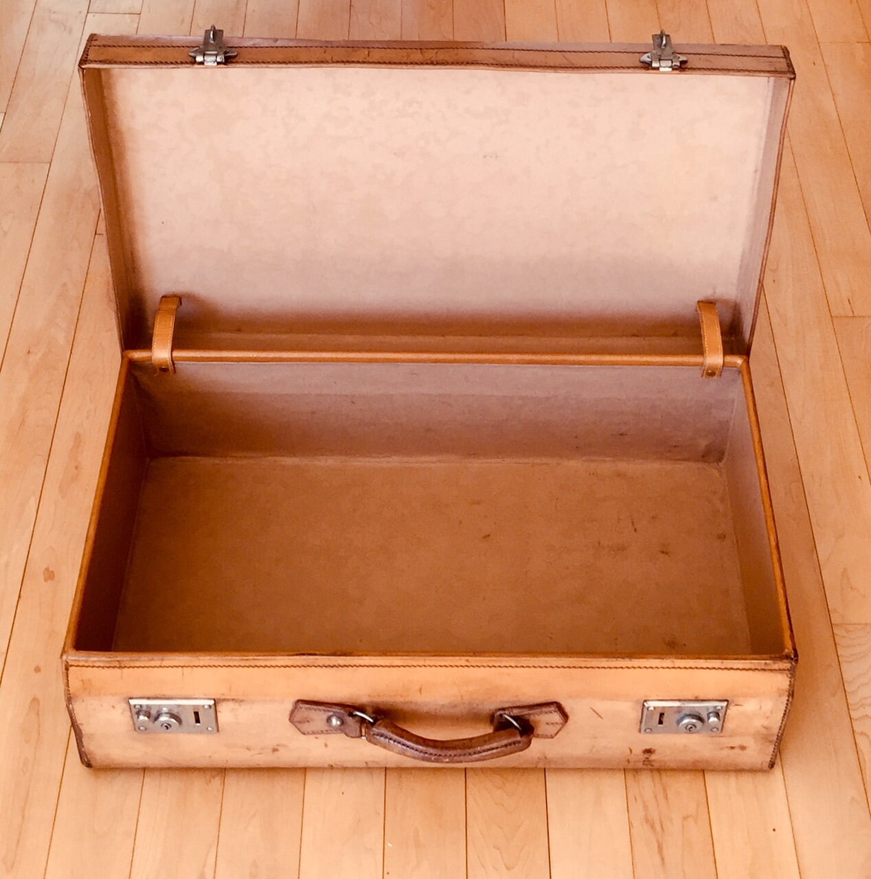 Leather travel suitcase - Valise de voyage en cuir