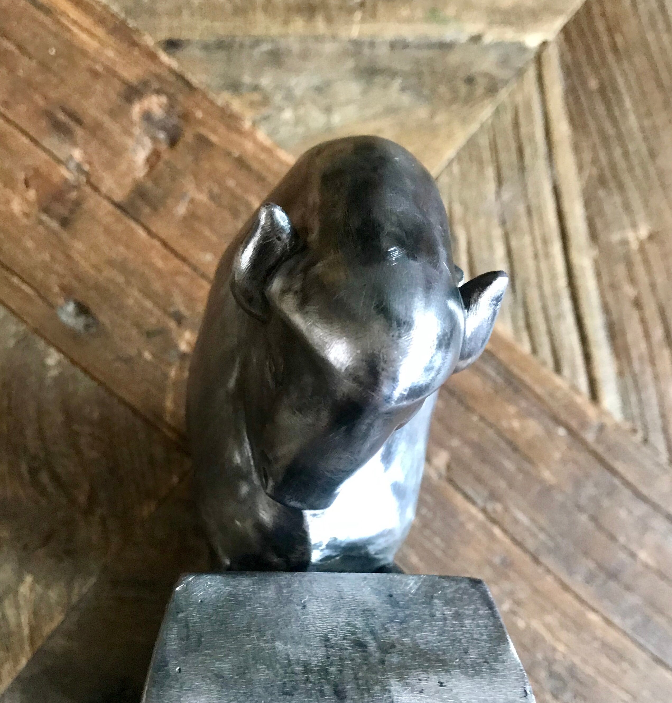 Small metal bull sculpture - Petite statue de taureau en acier