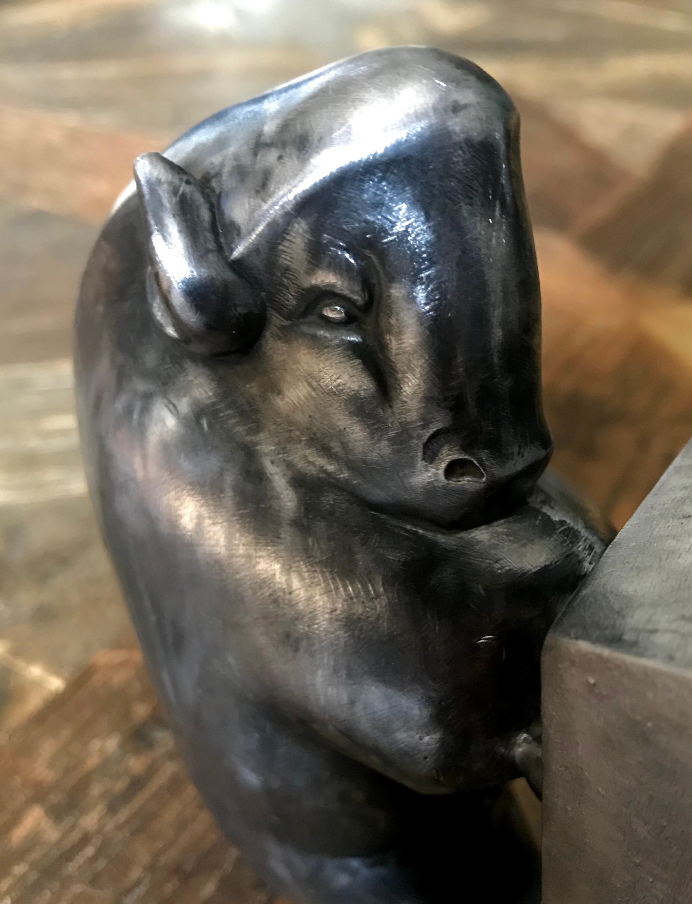 Small metal bull sculpture - Petite statue de taureau en acier