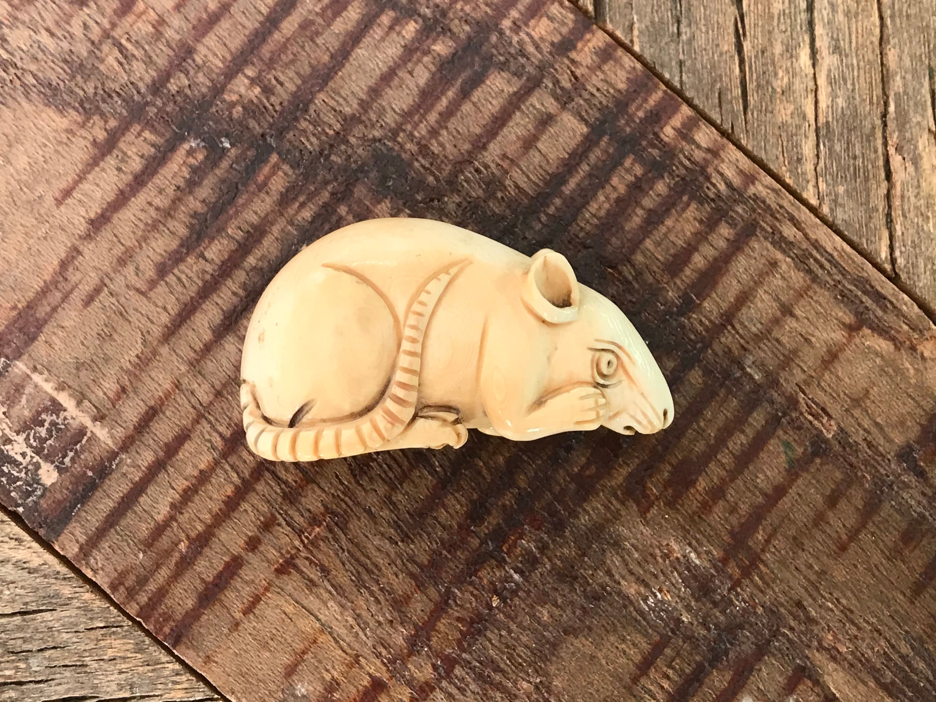Netsuke representing a mouse - Netsuke représentant une souris