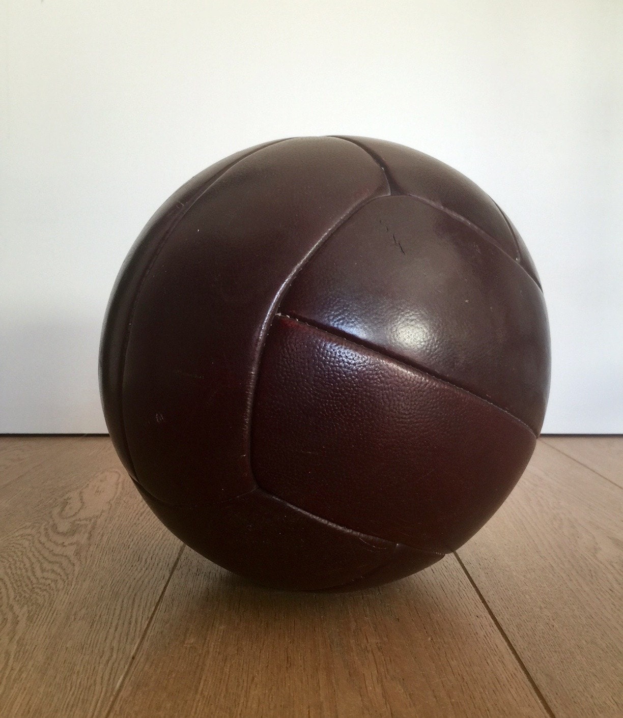 Large leather gymnastic ball - Balle de gymnastique en cuir