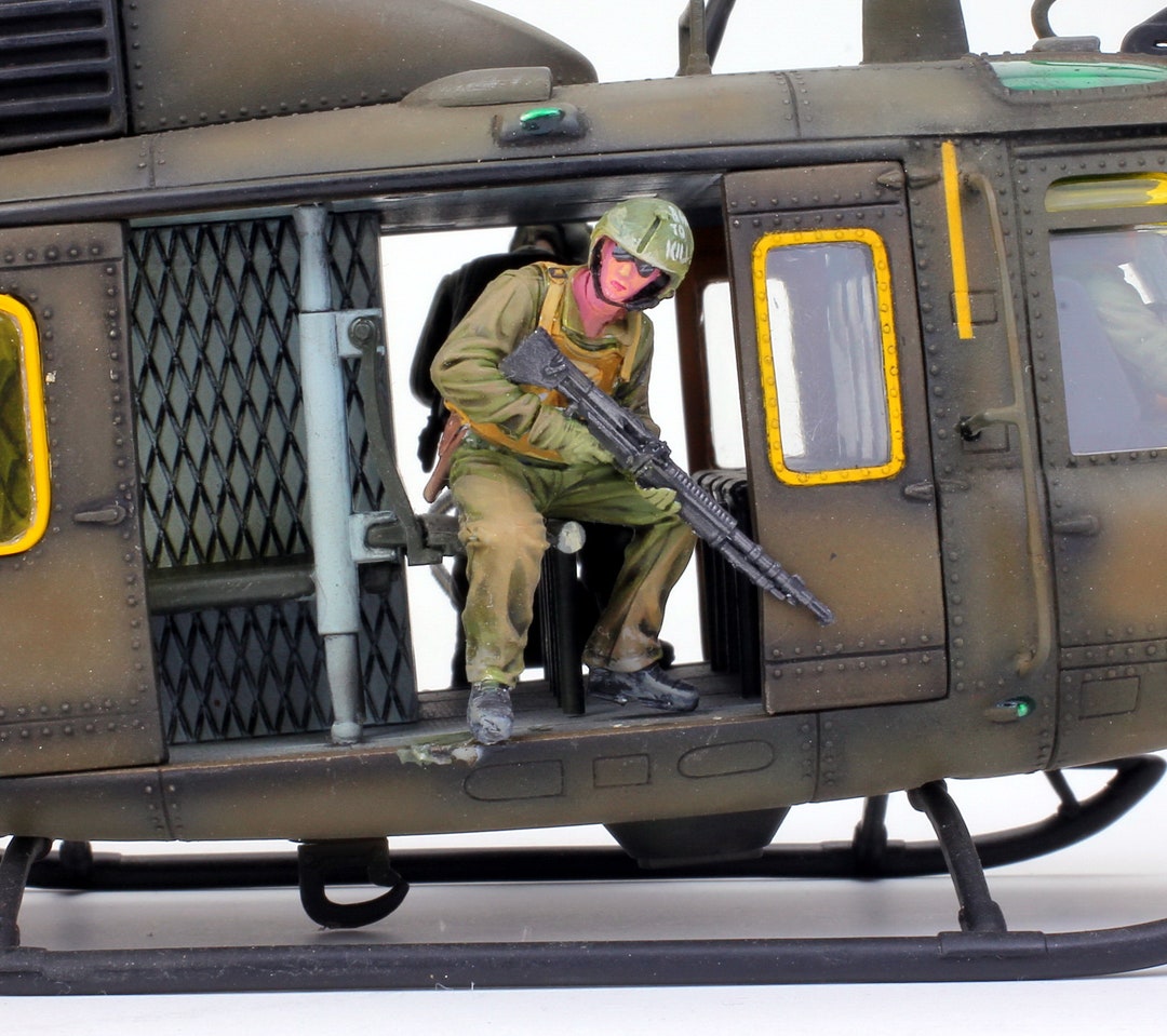 Painted Figures US Soldier UH-1 Huey Gunner (set 1) in Vietnam War 1:35 ...