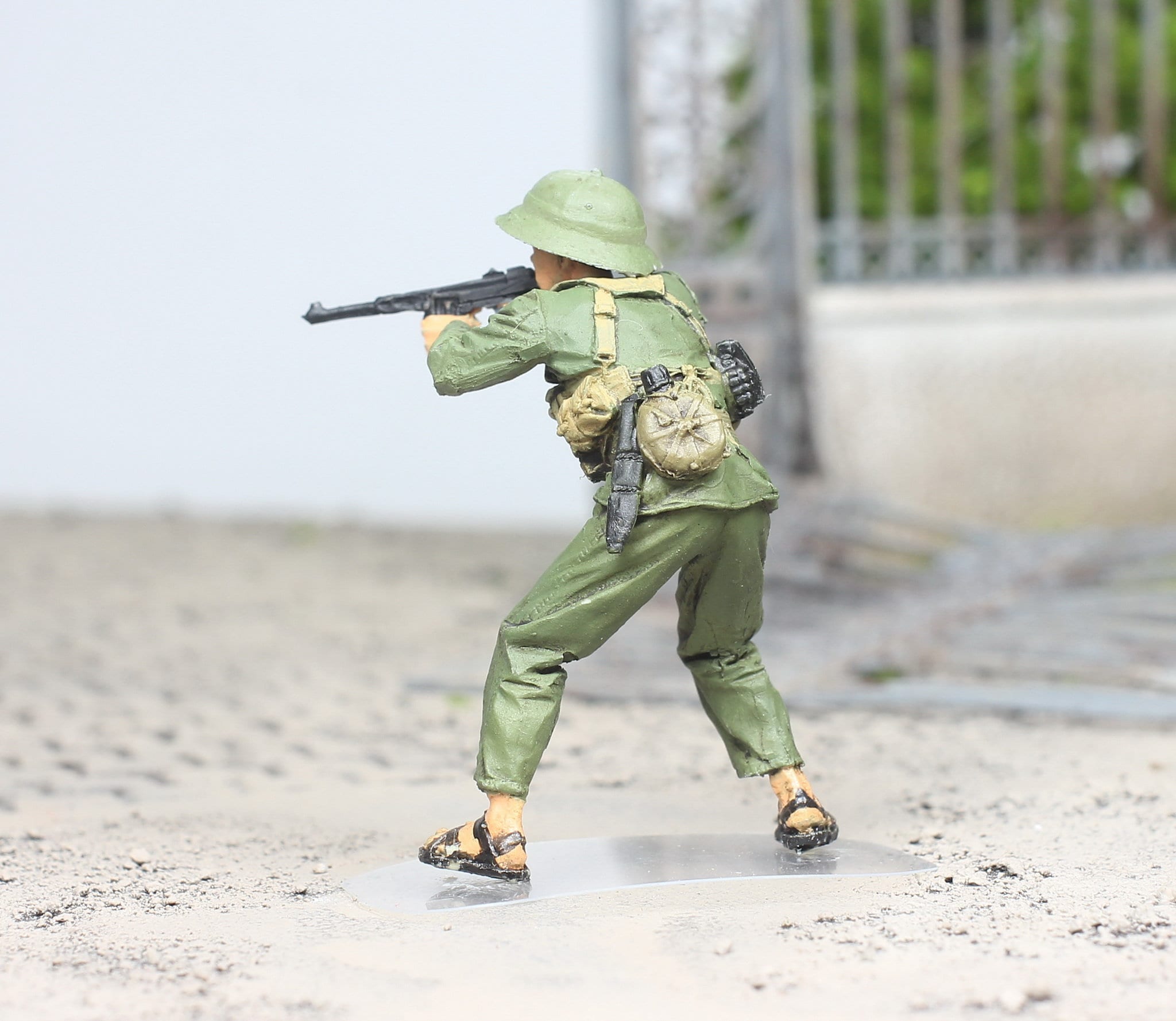 Painted Figure NVA Soldier in Battle, Vietnam War 1:35 Scale (built and ...