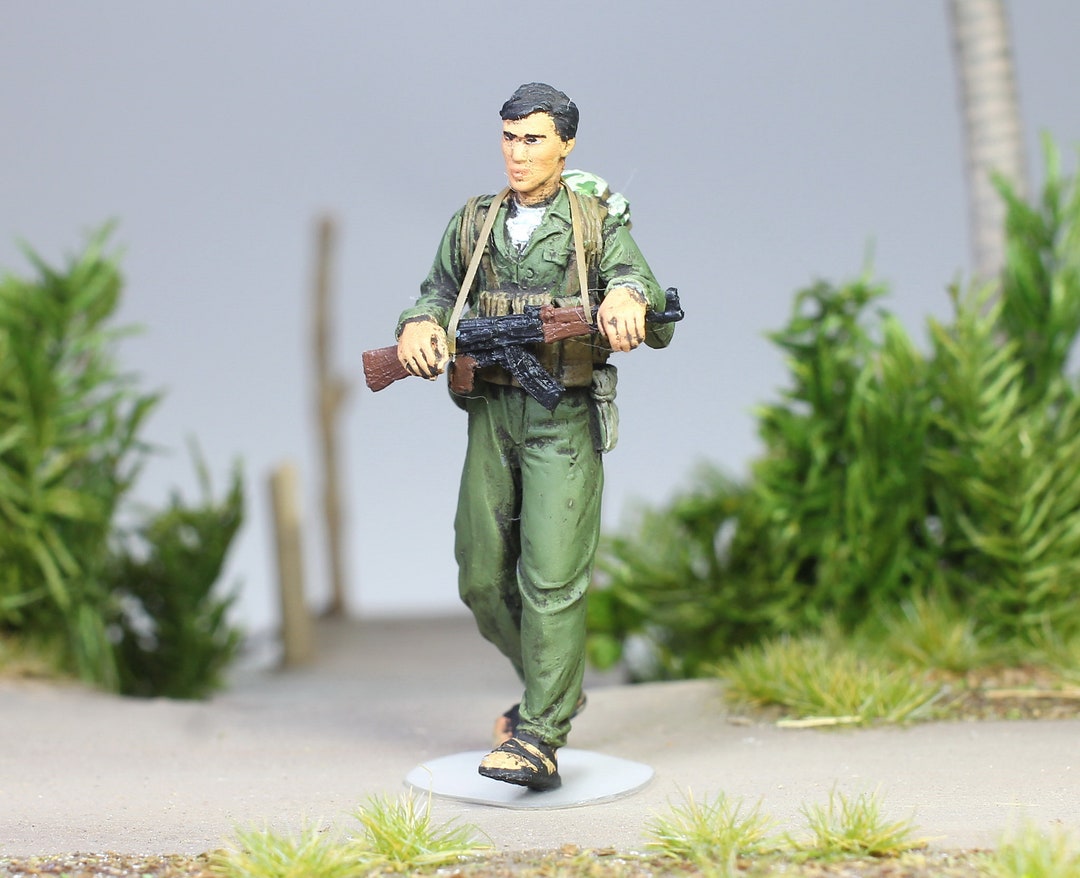 Painted Figure NVA Soldier Moving, Vietnam War 1:35 Scale (built and ...