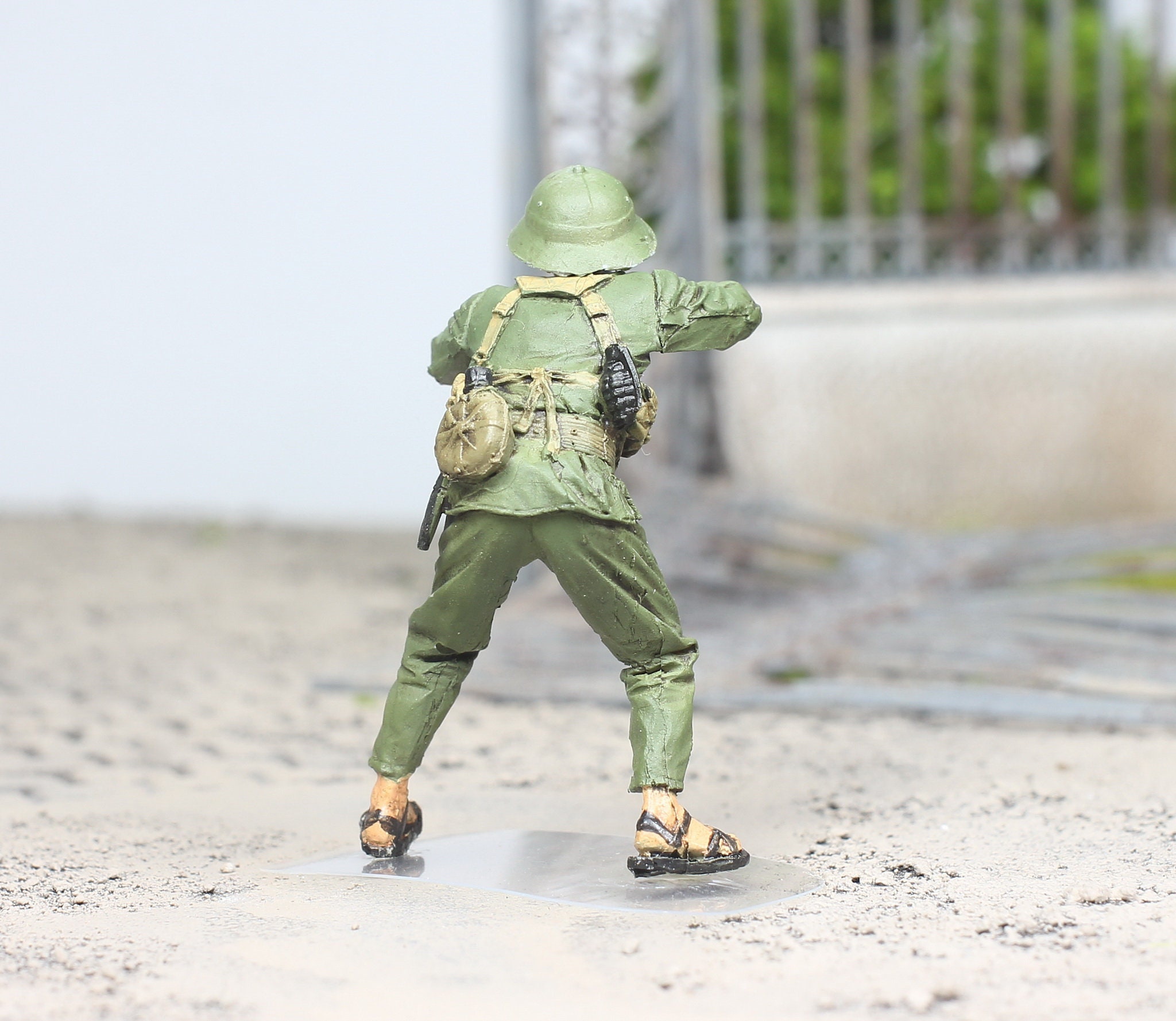 Painted Figure NVA Soldier in Battle, Vietnam War 1:35 Scale (built and ...
