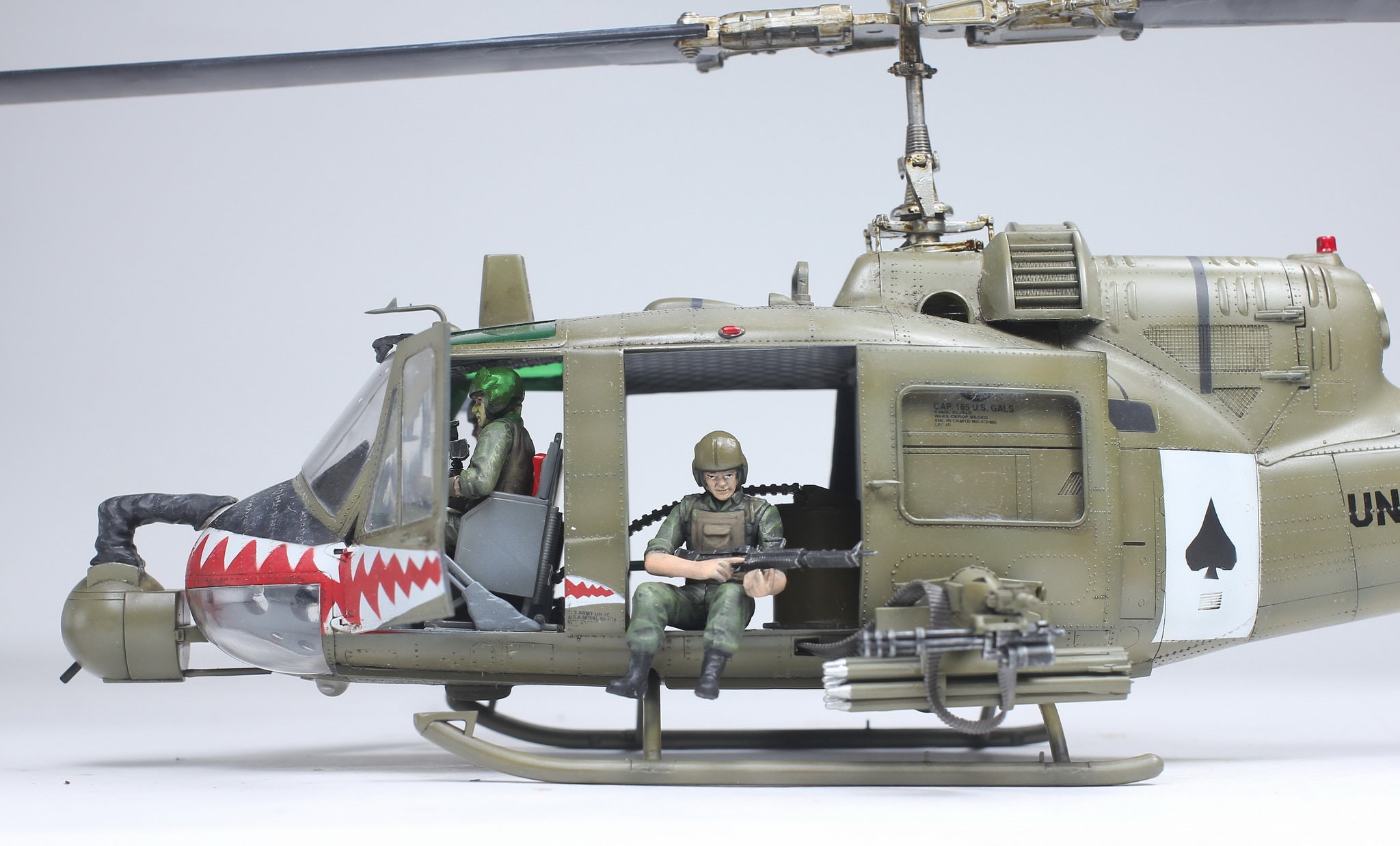 Pro Built Model UH-1C Huey Frog Gunship /w 04 Crews Vietnam War 1:35 ...