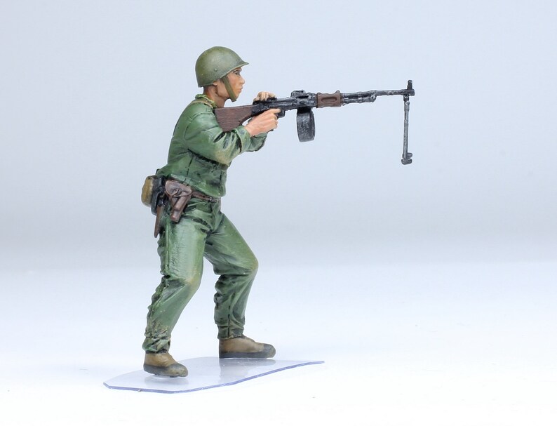 Painted Figure NVA Machine Gun Soldier in Battle, Vietnam War 1:35 ...
