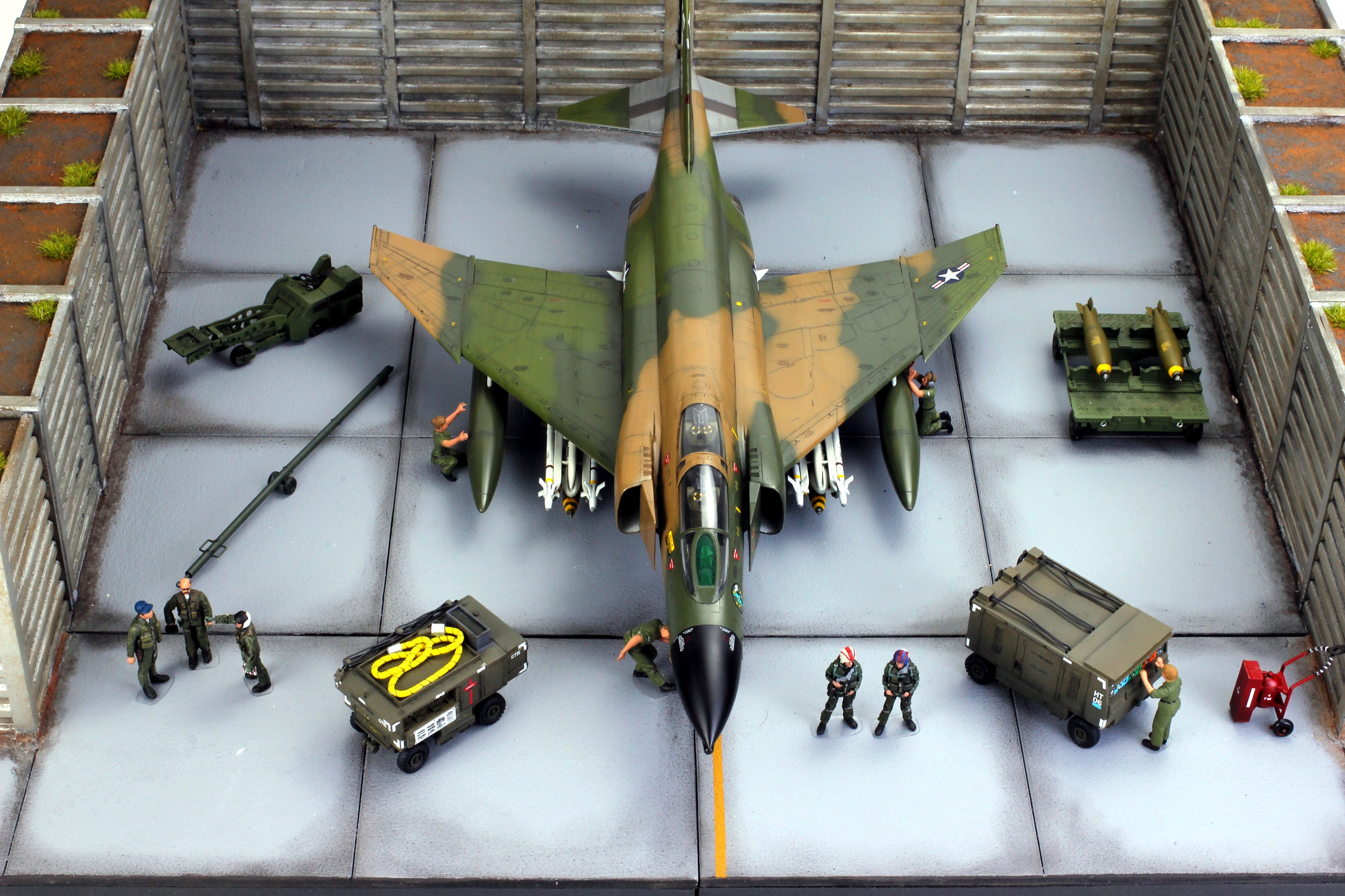Probuilt Diorama F-4C Phantom /w Pilots, Crews in USAF Airfield Vietnam ...