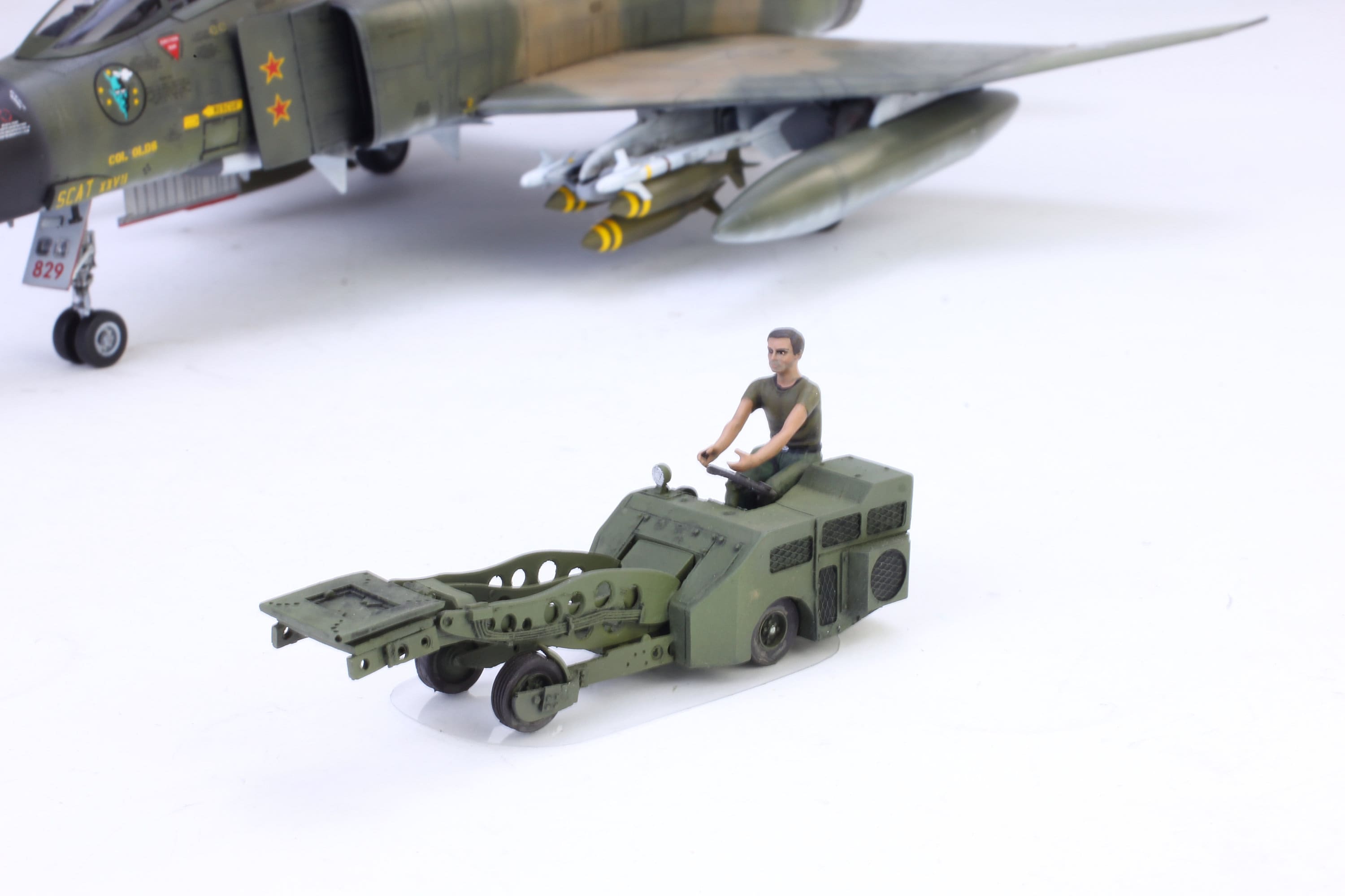 Pro Built USAF Bomb Lift Truck MJ-1 /w Crew in Airbase 1:48 built and ...
