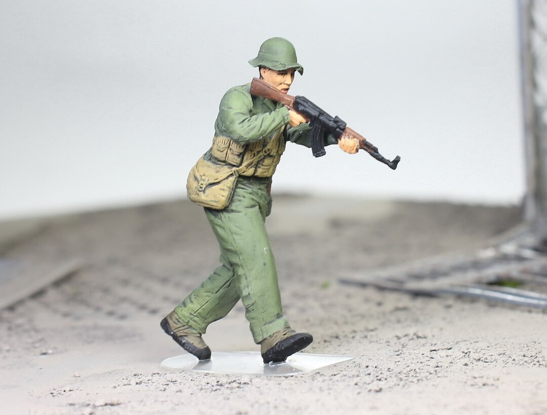 Painted Figure NVA Soldier in Battle, Vietnam War 1:35 Scale (built and ...