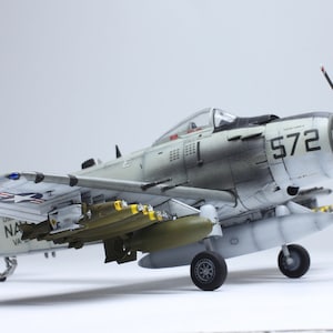 US Navy A-1H Skyraider /w Toilet Bomb in Vietnam War 1:72 Pro Built ...