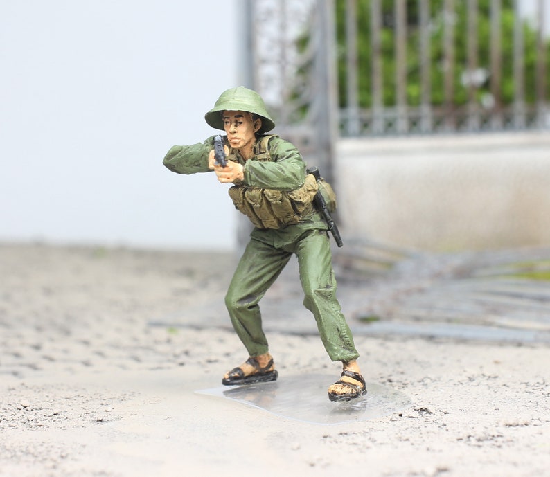 Painted Figure NVA Soldier in Battle, Vietnam War 1:35 Scale (built and ...