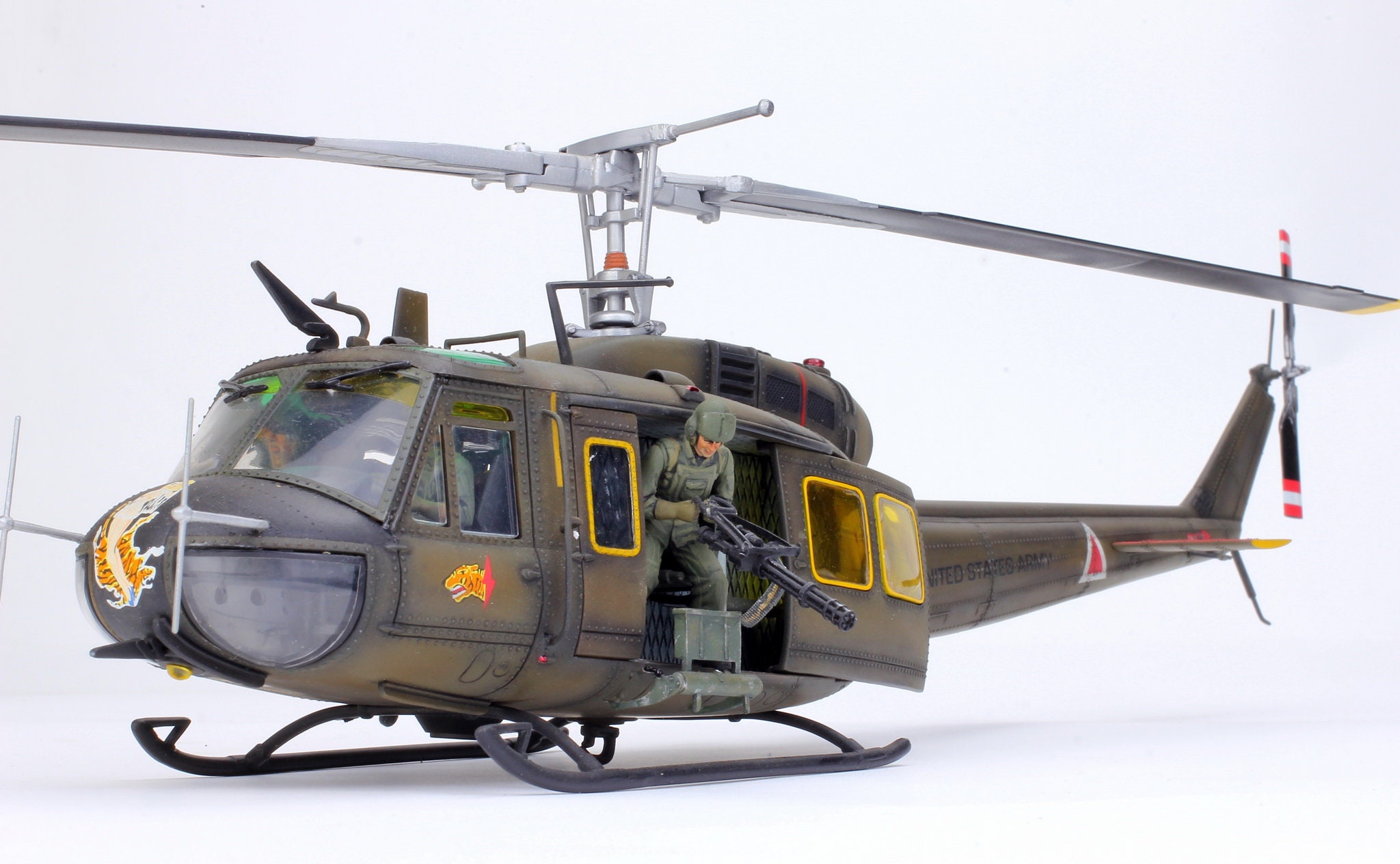 Probuilt Model (RARE) US Army UH-1D Huey /w 04 Crews in Vietnam War 1: ...
