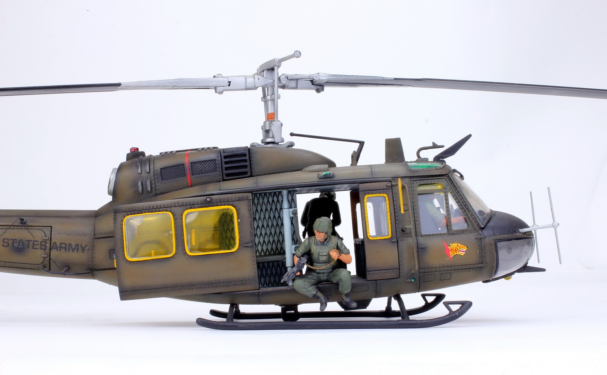 Probuilt Model RARE US Army UH-1D Huey /w 04 Crews in Vietnam War 1:35 ...