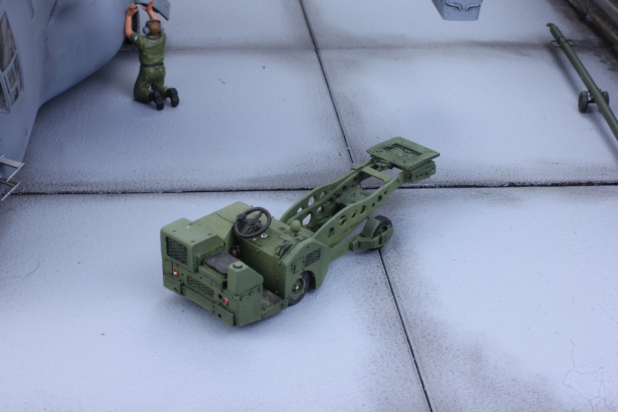 Pro Built USAF Bomb Lift Truck MJ-1 in Airbase 1:48 (built and Painted ...