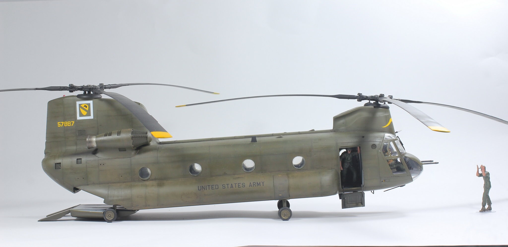 Pro Built Model CH-47A Chinook (/w 04 Crews) Vietnam War 1:35 (built ...