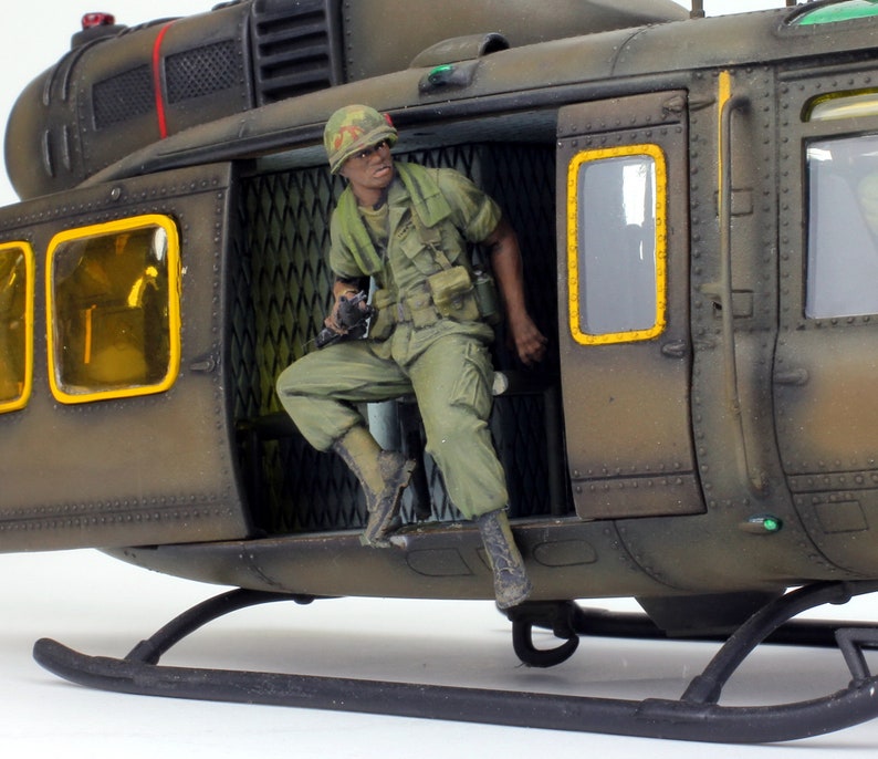 Painted Figures US Soldiers UH-1 Huey Jumpers (5 Figures) in Vietnam ...