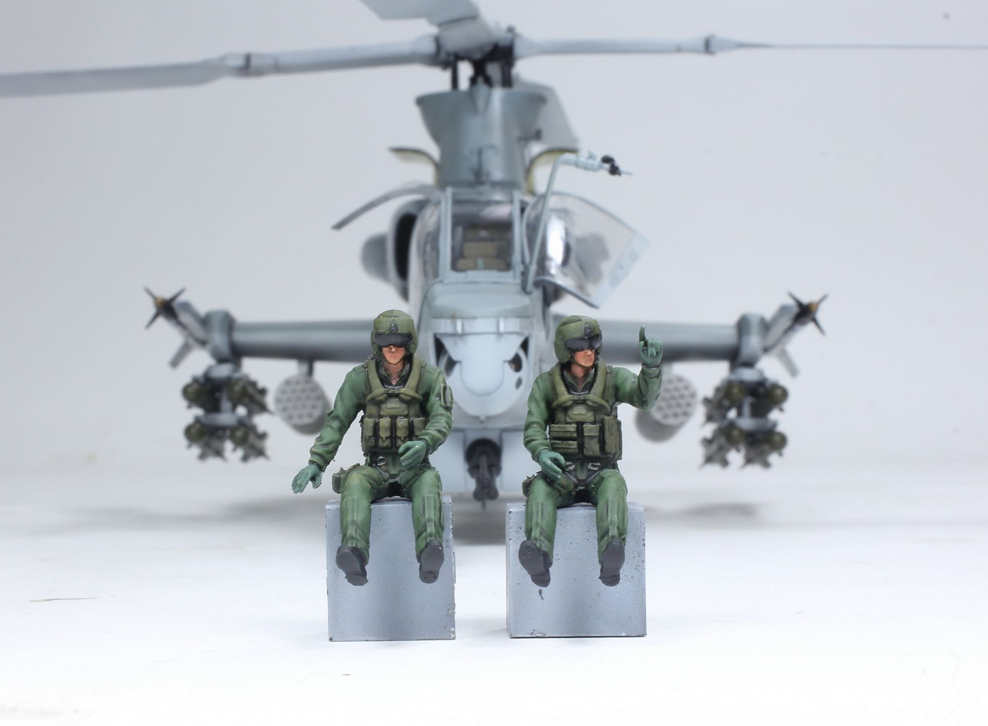 Painted Figures Set 02 US Helicopter Seated Pilots for AH-1Z Viper & AH ...