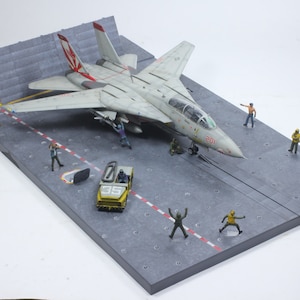 Built Model 1:72 Modern US Aircraft Carrier Deck Diorama /w F-14A ...