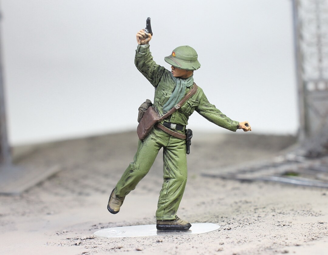 Painted Figure NVA Soldier in Battle, Vietnam War 1:35 Scale (built and ...
