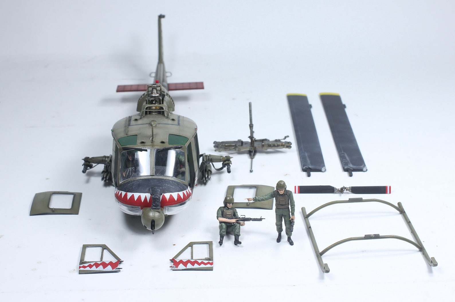 Pro Built Model UH-1C Huey Frog Gunship (/w 04 Crews) Vietnam War 1:35 ...