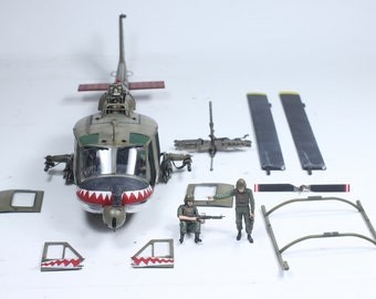 プロ製作モデル UH-1C ヒューイ フロッグ ガンシップ (乗員 4 名 プロ製作モデル UH-1C ヒューイ フロッグ ガンシップ (乗員 4 名