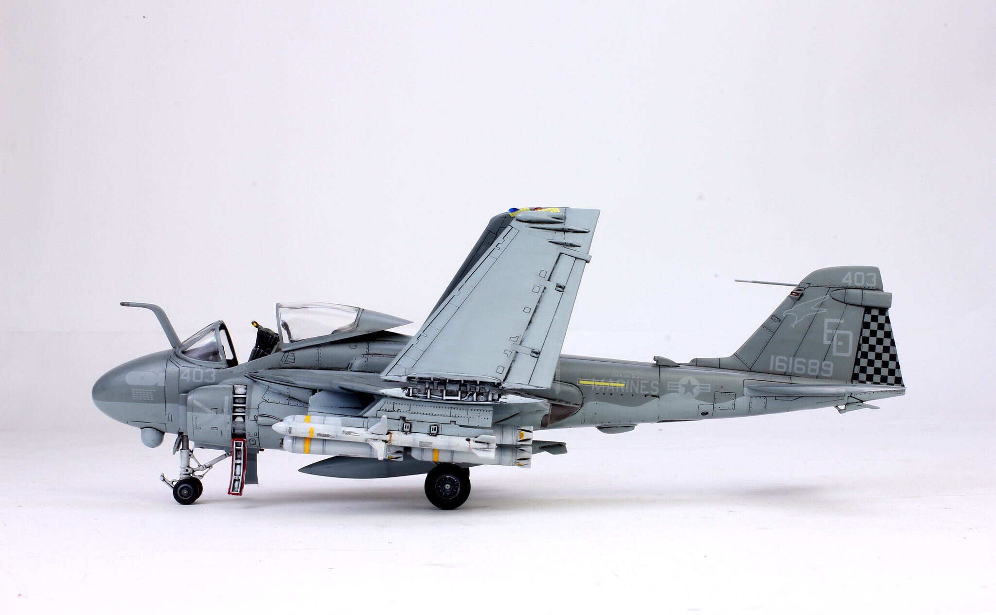 USMC A-6E TRAM Intruder Golf War 1991 1:72 gebautes Modell (von Profis ...