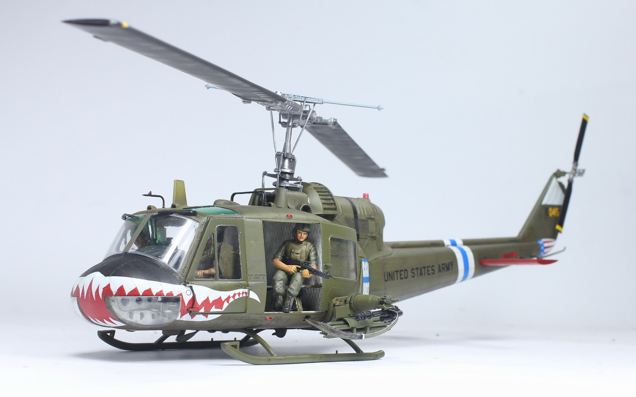 Pro Built Model UH-1C Gunship /w 04 Crews Vietnam War 1:35 - Etsy