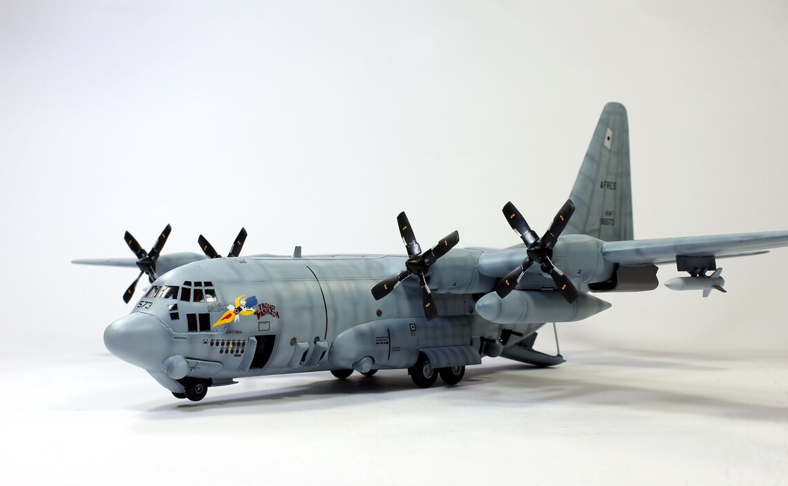 Probuilt Model USAF AC-130H Spectre Modern Warfare 1:72 built and ...