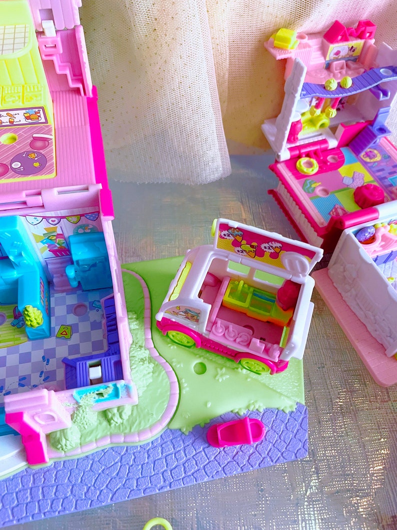 Shopkins Lil Secrets Polly Pocket Sized Compact Toys Cat Cafe Mall and ...