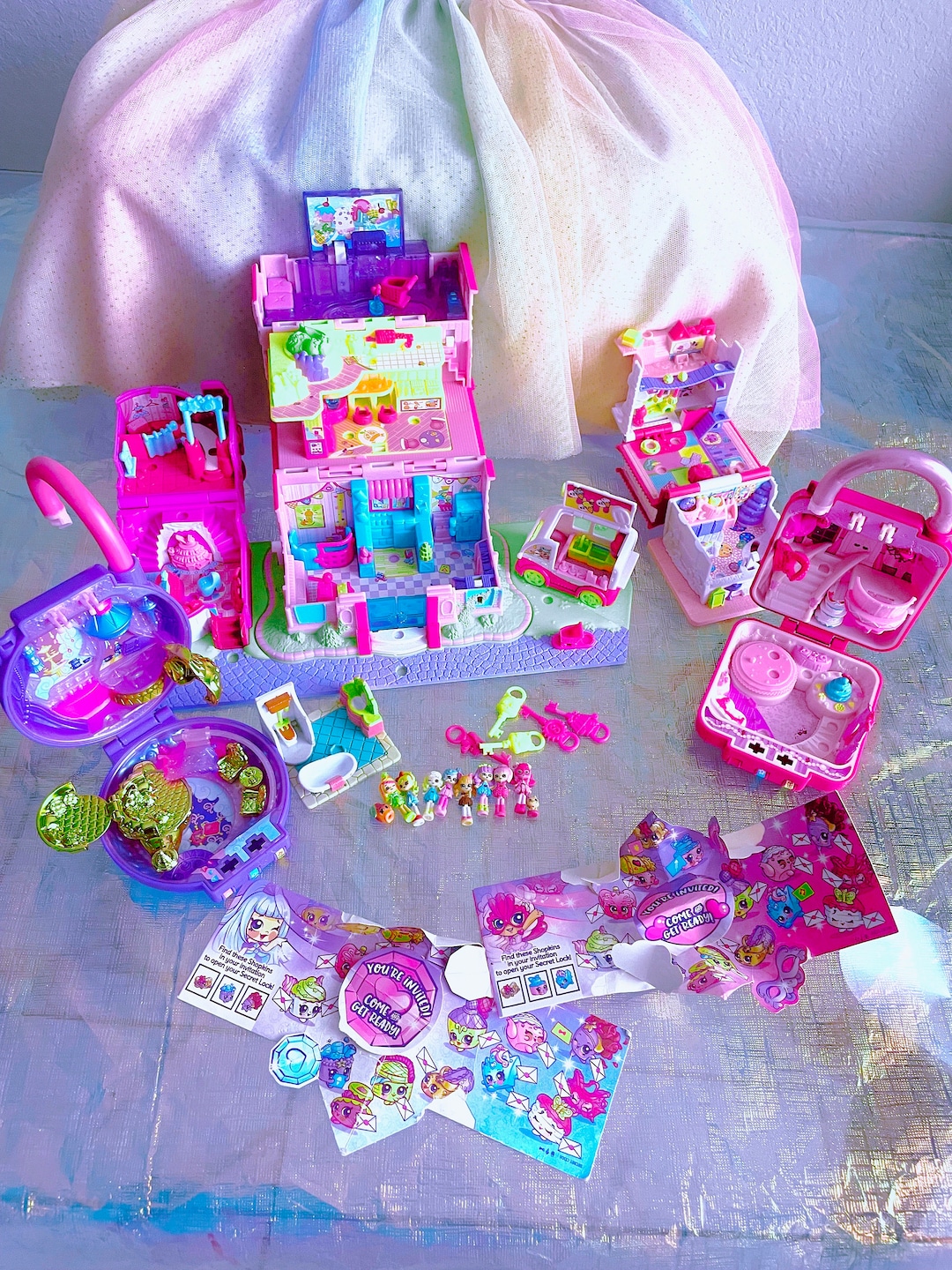 Shopkins Lil Secrets Polly Pocket Sized Compact Toys Cat Cafe Mall and ...