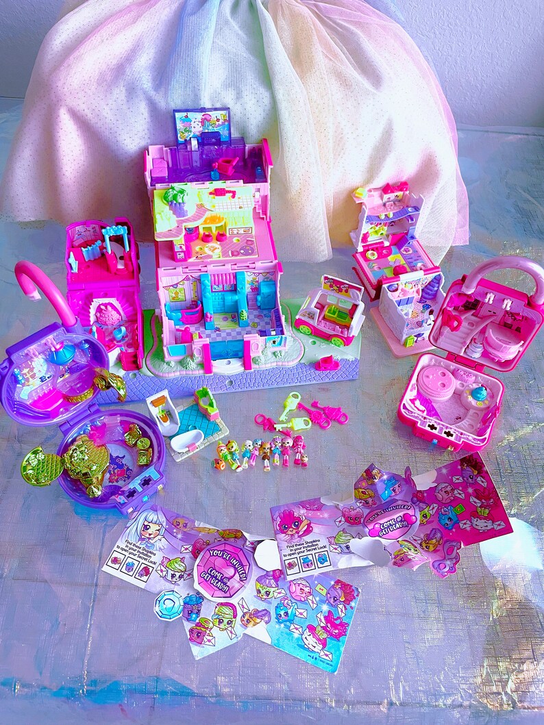 Shopkins Lil Secrets Polly Pocket Sized Compact Toys Cat Cafe Mall and ...