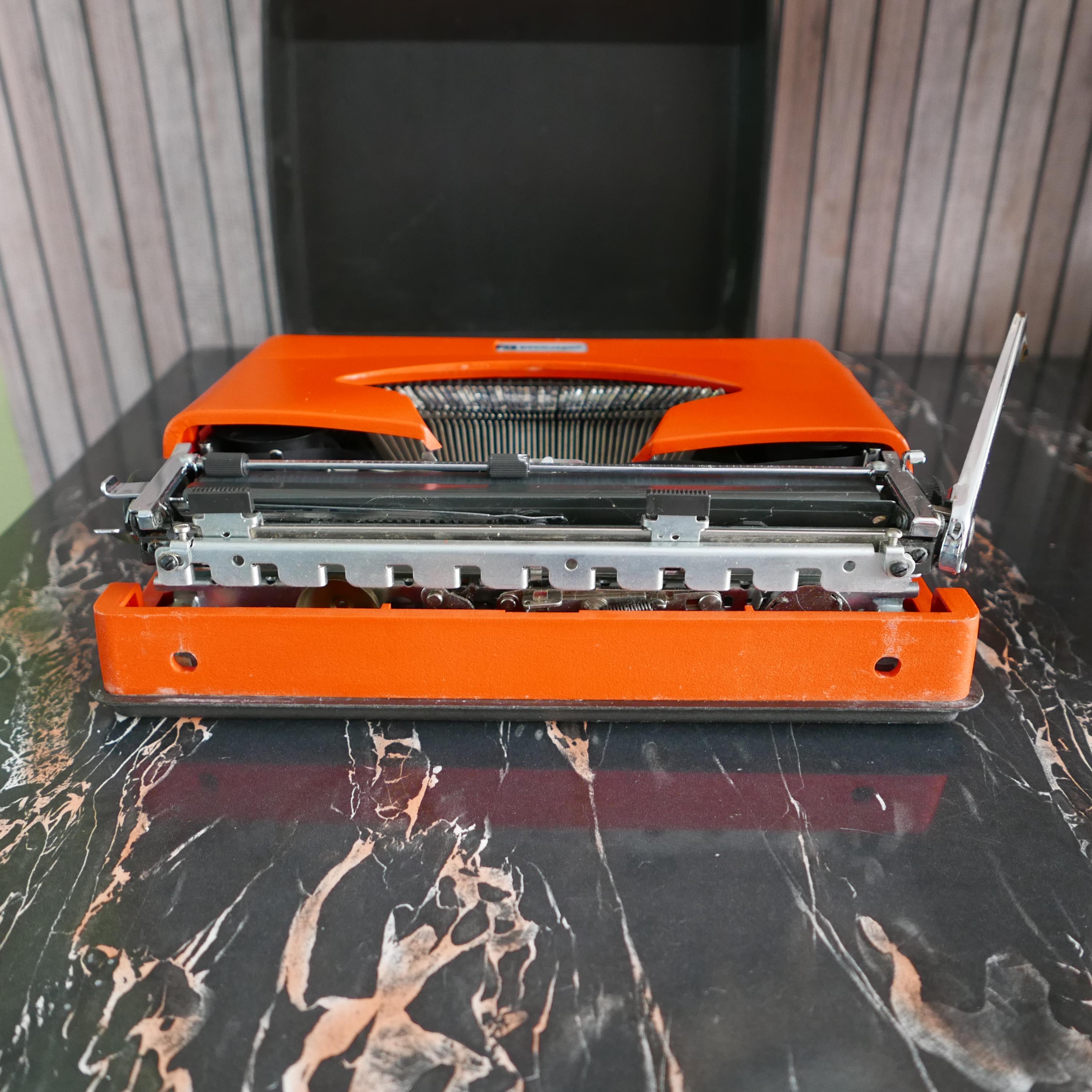 Underwood 19 USA Portable Mechanical Typewriter in Bright Orange ...